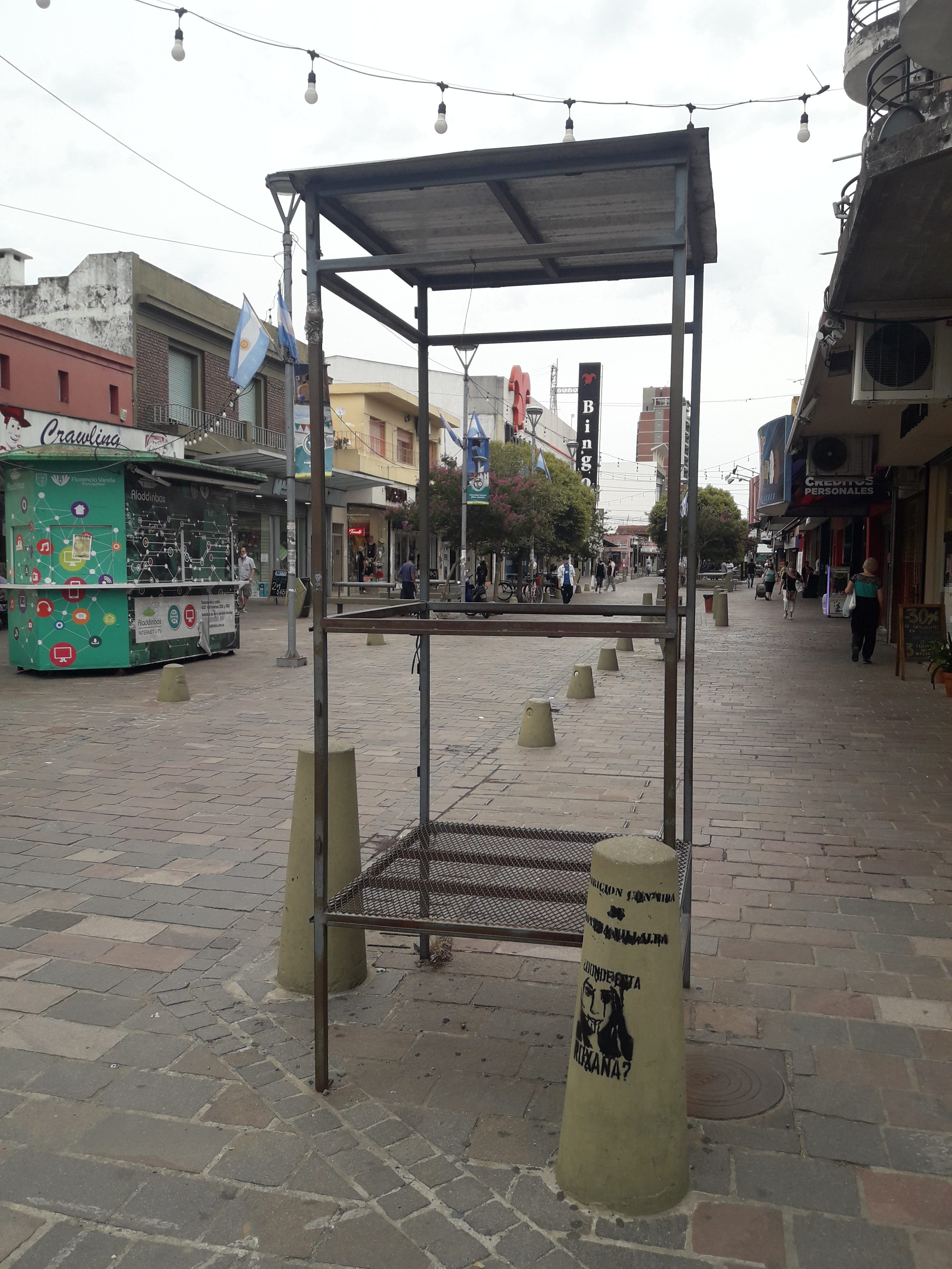 Las garitas instaladas en la Peatonal ¿CUÁNDO LAS VAN A SACAR? – La Colmena